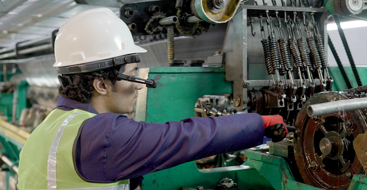 Experience XpertEye On & Live on the RealWear Navigator 520 smart glasses with HyperDisplay